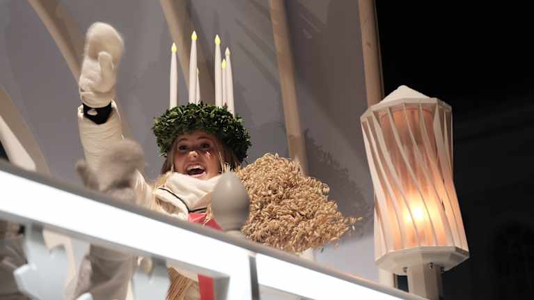 Varför bär hon ljuskrona och vad handlar luciasången om? Testa vad du ...