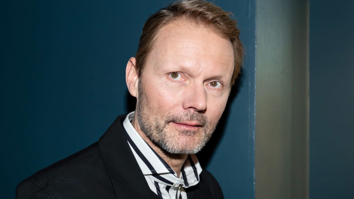 Solsidan-näyttelijä Rebecka Teper on kuollut 50-vuotiaana | Yle Uutiset