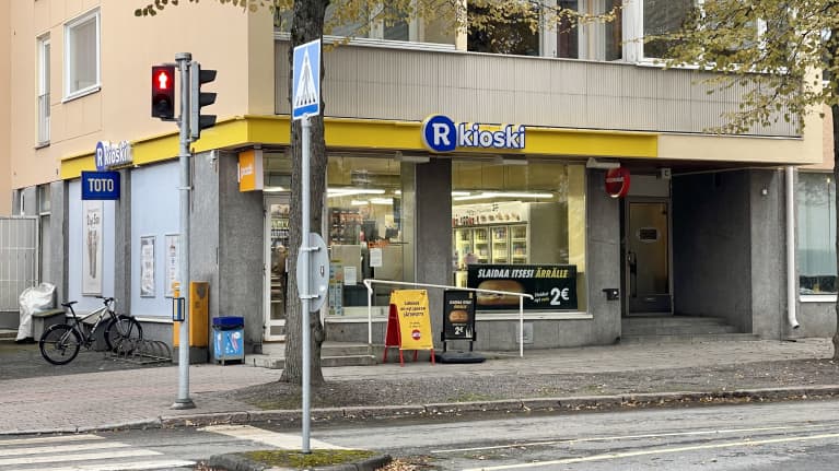 R-kioskin myyjä pisti kampoihin aseelliselle ryöstäjälle – ”Vähän sydän ...