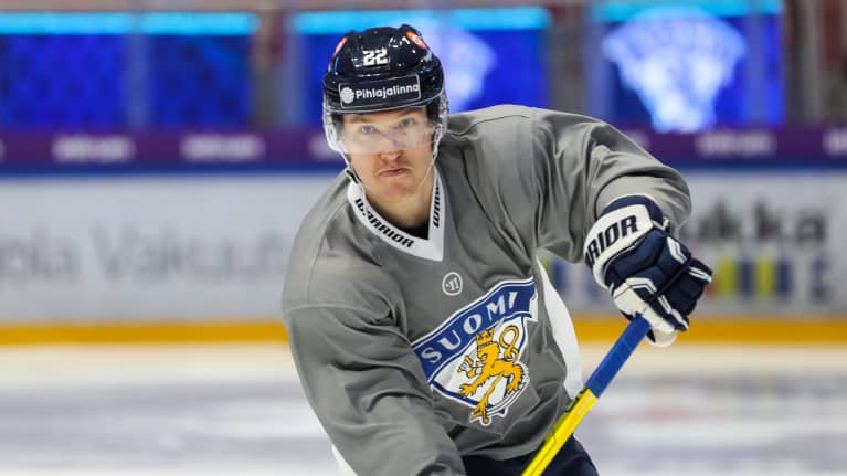 Aapeli Räsänen lukee Warren Buffettin esseitä pelien välissä, Eetu ...