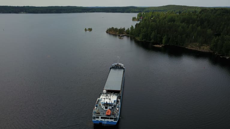 Karille ajautunut rahtilaiva saatiin irroitettua Puumalassa | Yle