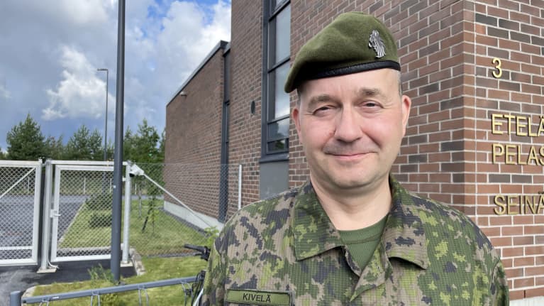 Maastopukuisia ja aseistettuja sotilaita näkyy Seinäjoen katukuvassa ...