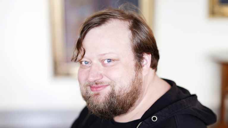 Lauri Maijala sovitti Täällä Pohjantähden alla näyttämölle ja varautuu ...