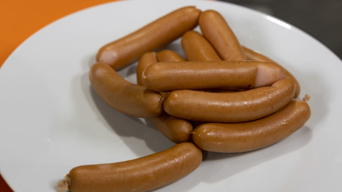 Makkaramestari neuvoo, miten valmistuu maukkain nakki – yksi ...