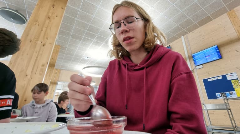 Kahdeksasluokkalainen Joonas Viik söi koulussa aina yksin – sitten ...