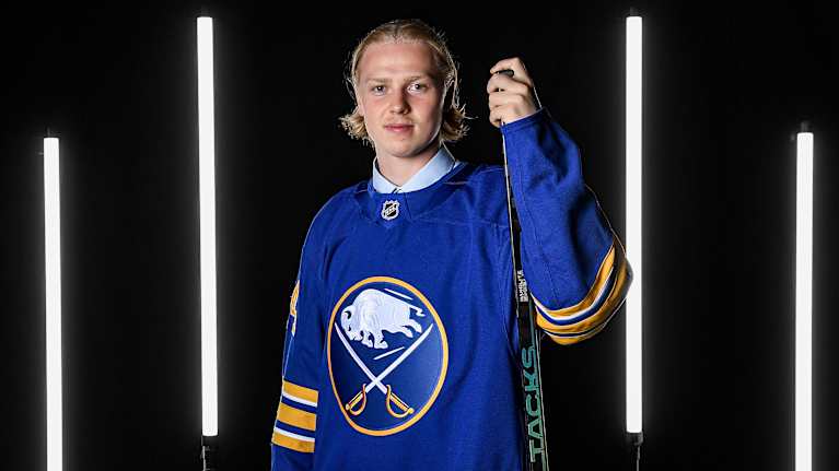 Konsta Heleniukselle NHL-tulokaspesti | Urheilua lyhyesti | Yle