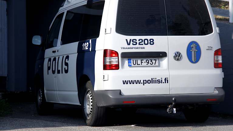 Polis i Åbo körde mot rött och krockade med en annan polisbil - fick ...