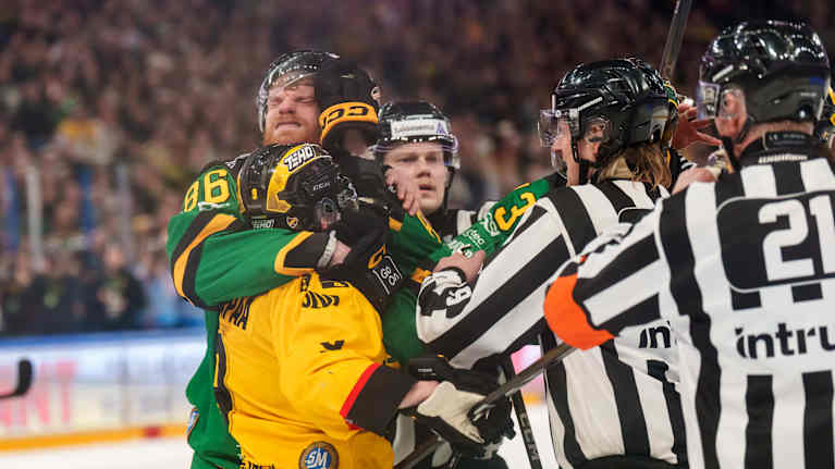 Ilveksen Joonas Nättinen ja KalPan Juuso Mäenpää 5. välierän kaksinkamppailussa Tampereella 18.4. 2025. 