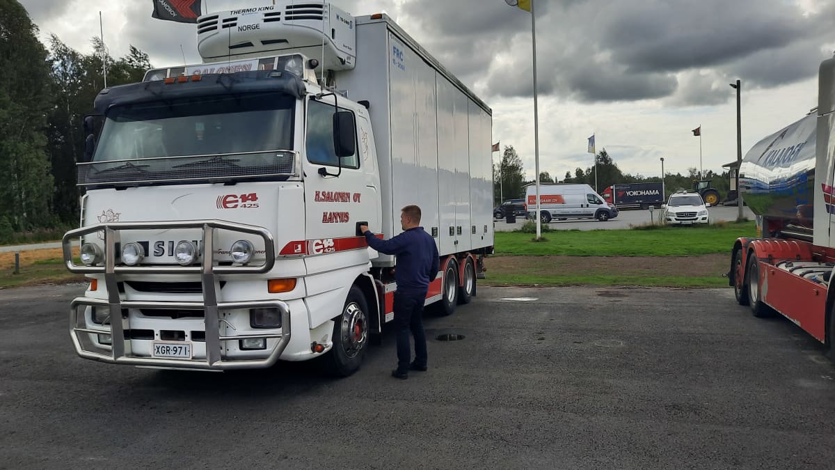 Ammattikuljettaja Henry Salosen rekassa on laskeutuva sänky ...