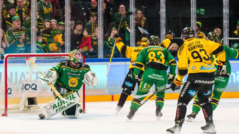 Ilves on vetänyt itseltään mattoa alta – asiantuntija avaa ...