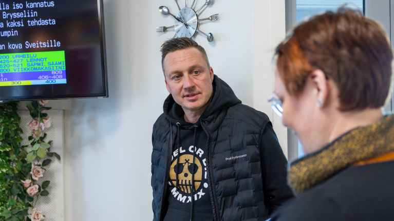 Ylen teksti-tv:ssä on valkoinen sivu, jolla liikkuu vain musta piste ...