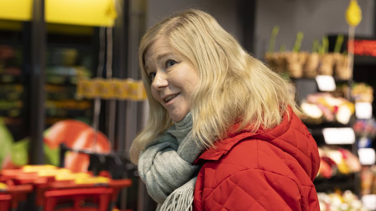 Vantaalla kokeillaan ruokakaupan kassalla suojakoppia, jonka sisällä ...