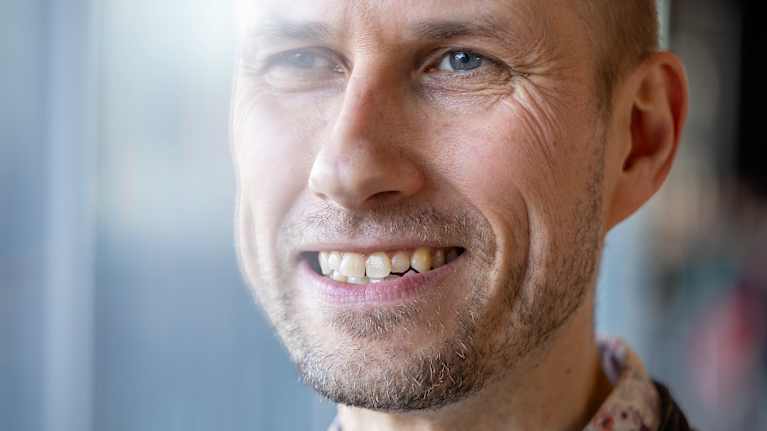 Tekoäly pakotti kääntäjän vaihtamaan alaa: ”Sitä työtä ei enää ole ...