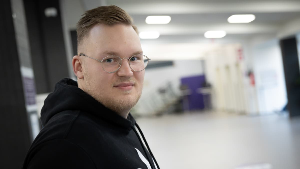 Riku Tuomisen, 24, työpäivät leikkaussalissa ovat pitkiä, mutta ...