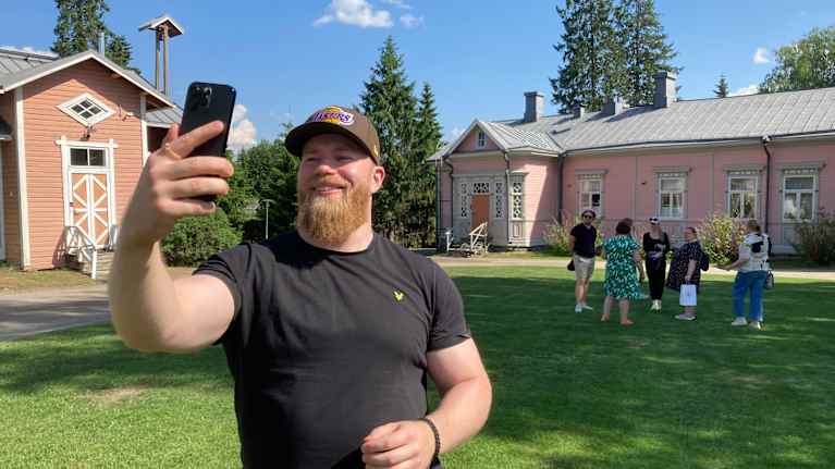 ”En itse käytä ollenkaan somea”, sanoo influensseri – siksi ...