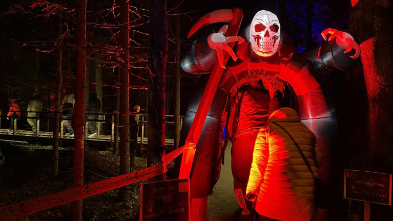 Luurangot ja kummitukset ruuhkauttavat Puijon tornin ympäristön ...
