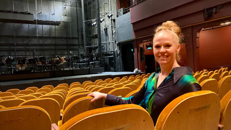 Konserttimestarin paikalta kapellimestarin korokkeelle noussut Maria ...