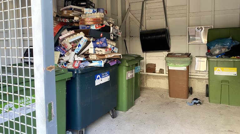 Taloyhtiöiden pahvi- ja muoviroskikset vyöryvät yli Turussa – asukkaita ...