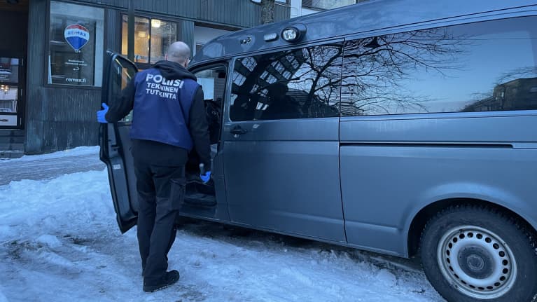 Konepistoolein aseistautuneet poliisit tekivät rynnäkön asuntoon ...