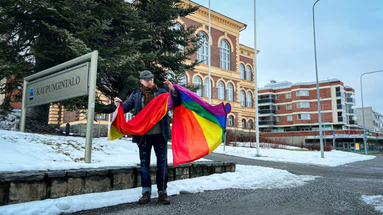 Savonlinnassa syyte nousi, vaikka lippua kohdeltiin kunnioittavasti ...