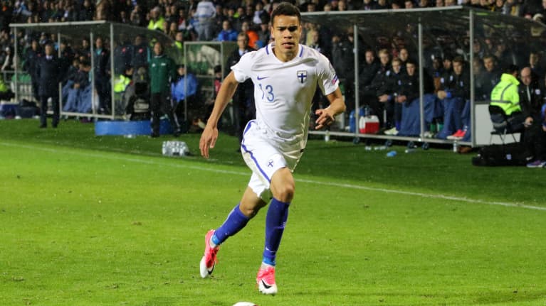 Kun Pyry Soiri astuu kentälle jalkapallon EM-kisoissa, hänen äitinsä ...