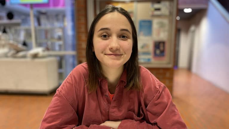 Ukrainalainen Khrystyna Osadcha muistaa sodassa kuolleita ...