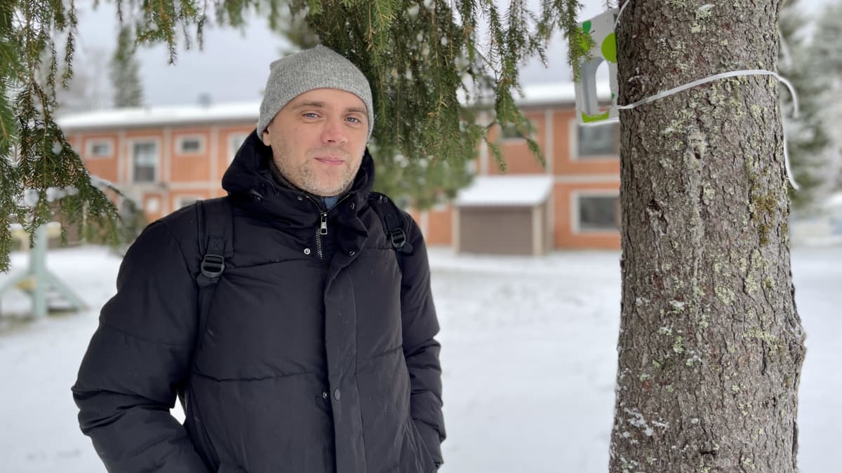 Roman asuu kerrostalossa, jonka kaikki muut asunnot ovat tyhjiä ...