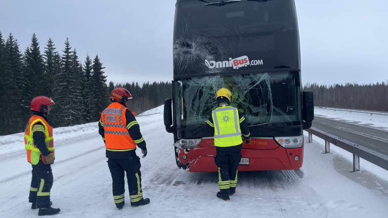 Linja-auto ajoi pakettiauton perään Nelostiellä Toivakassa – yksi linja ...