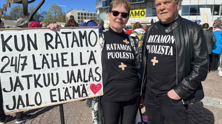 Arviolta tuhat ihmistä osoitti Kouvolassa mieltään yöpäivystyksen ...