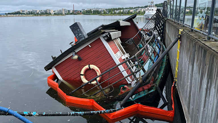 100-vuotias ravintolakäytössä ollut proomu upposi Lahden satamassa ...