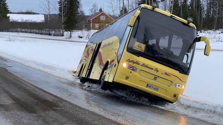 Busseja jumissa, myöhässä tai ojassa – superliukas ajokeli haittaa ...
