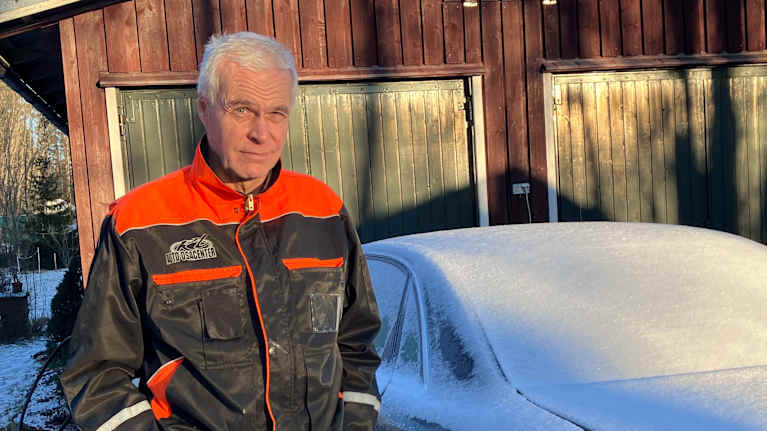 I sin verkstad gör prästen Tom Hellsten bilvrak till kördugliga bilar ...