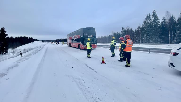 Linja-auto ajoi pakettiauton perään Nelostiellä Toivakassa – yksi linja ...
