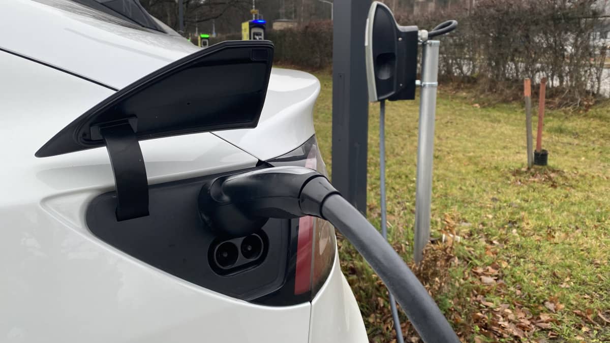 Sähköauton lataus voi olla yllättävän hankalaa – nyt etsitään keinoa ...
