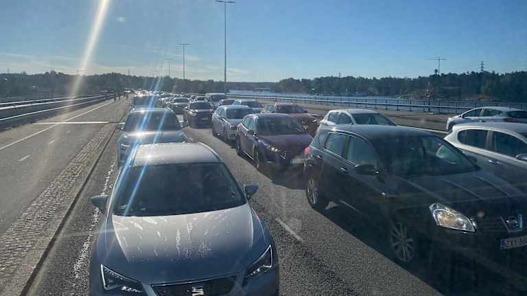 Kaatunut nosturi aiheutti rajun liikennesuman Helsingin keskustassa ...