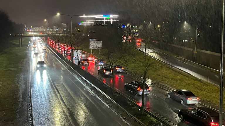 Viiden auton ketjukolari Kehä I:llä Helsingin Pakilasta länteen ...