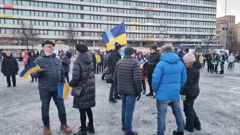 "Vaasa stands with Ukraine" -mielenilmaus keräsi Vaasan torille suuren ...