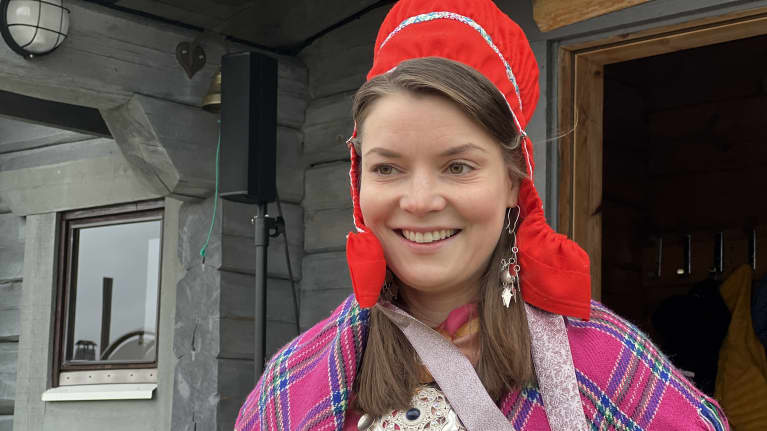 Utsjoella sijaitsevassa porokoulussa lapset opiskelevat poronhoidon ...