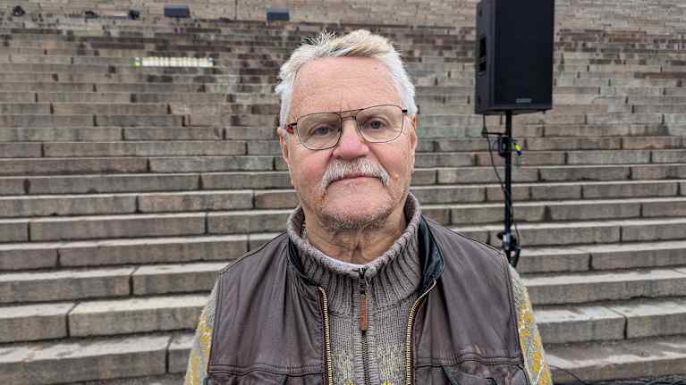 Tuhannet kynttilät syttyivät Senaatintorilla ukrainalaisten tueksi ...