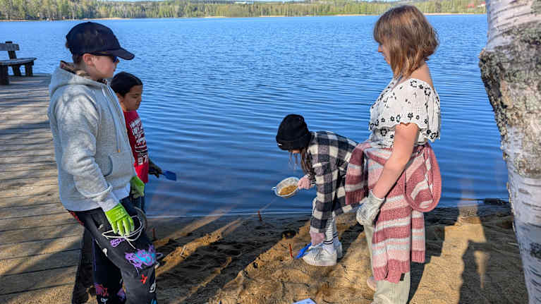Siistiltä näyttävä uimaranta kätkee hiekkaan paljon muoviroskaa ...