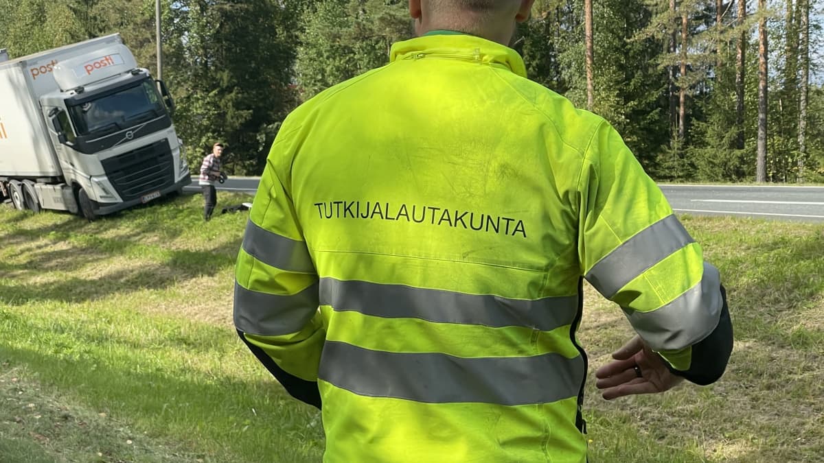 Mopoauto ja rekka kolaroivat Kuopiossa – mopoauton noin 70-vuotias kuljettaja loukkaantui ...