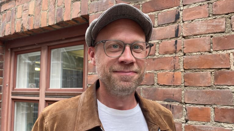 Hämeenlinnan teatterin näytelmä Sherlock Holmesista on yhdistelmä ...