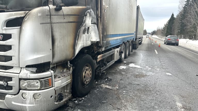 Rekan vetoauto paloi pahoin tiellä 3 Ikaalisissa – kukaan ei ...