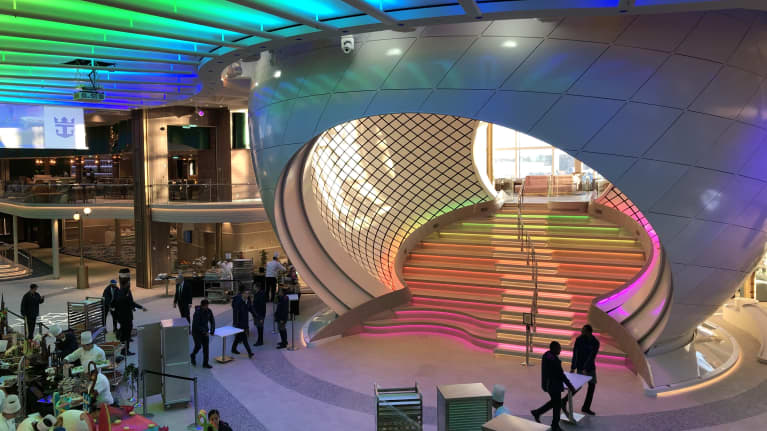 Maailman suurimman risteilyaluksen hytit tehtiin Kaarinassa – kävimme ...