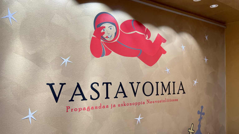 Museo ripusti vanhat Neuvostoliiton uskonnonvastaiset julisteet ...
