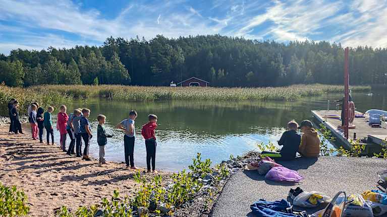 Uimaopetus muuttuu kouluissa – Velkualla lapset jo hyppäävät mereen ...