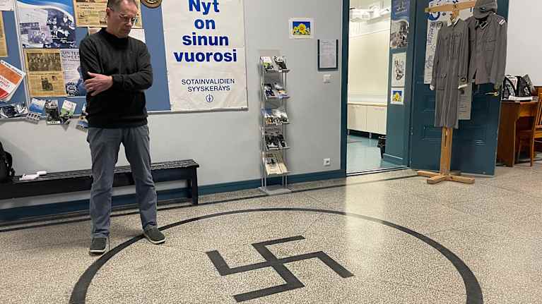 Rehtori haluaa piilottaa Iisalmen lyseon hakaristit: Joku on voinut ...
