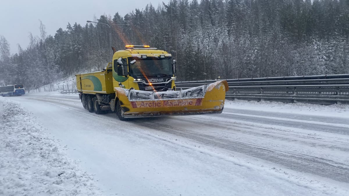Runsas lumisade sulaan maahan teki lumen aurauksen Lapin sorateillä ...