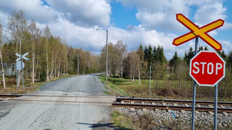 Torniossa poistetaan tai parannetaan rautatien tasoristeyksiä ...