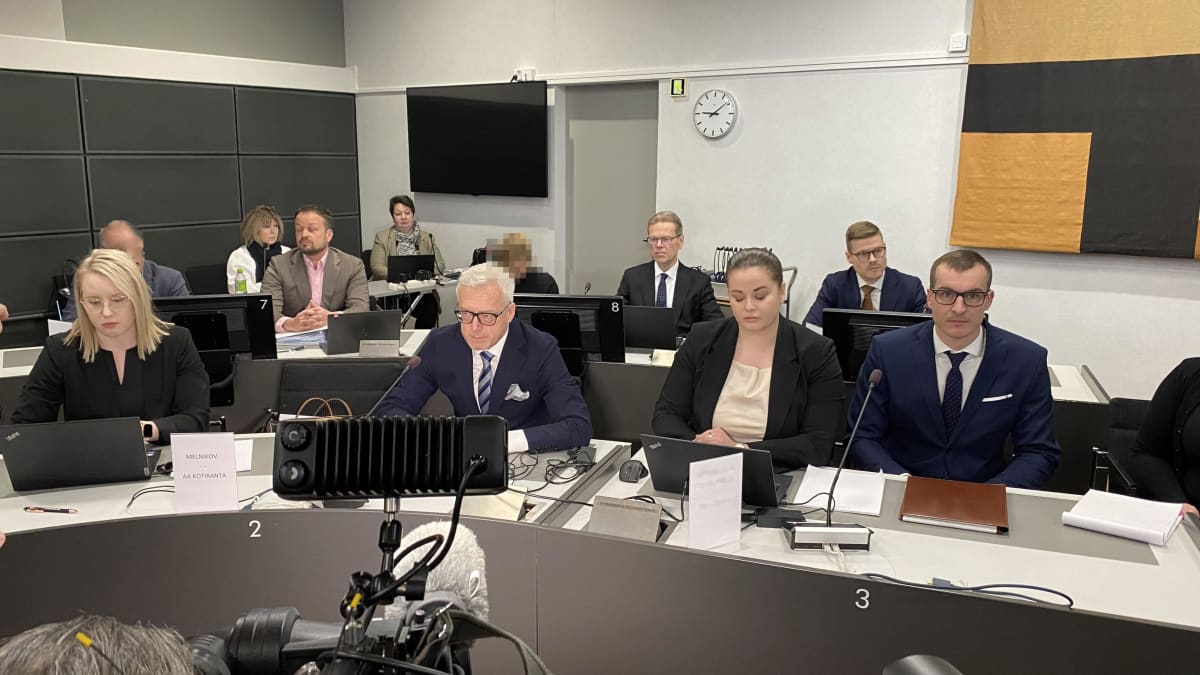 Airiston Helmen pääsyytetty Pavel Melnikov saapuu oikeuden kuultavaksi ...